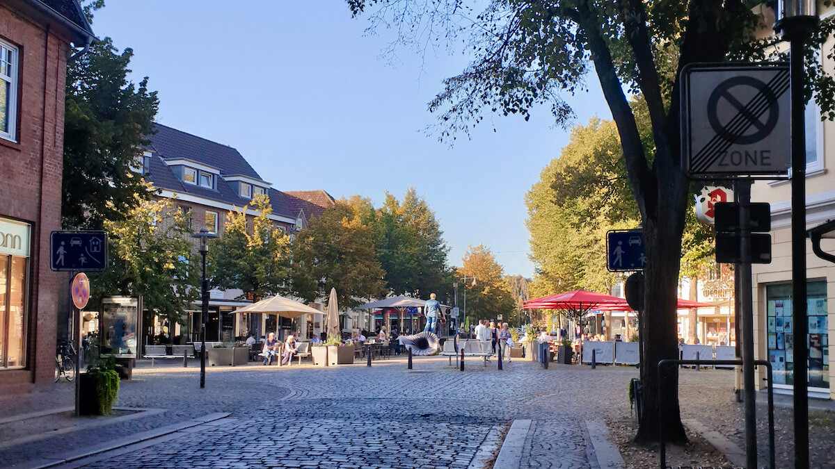 Die Hagener Allee in Ahrensburg gestern und heute